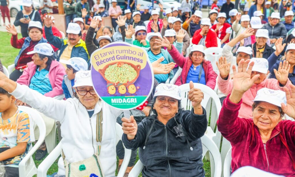 Perú obtuvo el Récord Guinness con la ensalada de tarwi más grande del ...